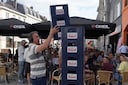 Andy Peelman tapt en stapelt voor Ninoofs café Gambrinus tijdens Duvel ...