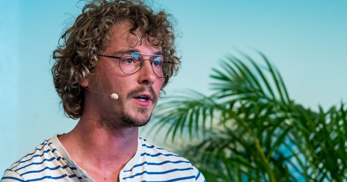 Zelenaar Jonas Van der Slycken stelt boek voor in bib Lokeren | Lokeren | HLN.be