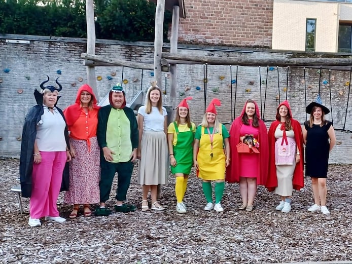 Leerkrachten De Wingerd verwelkomen kinderen op eerste schooldag als ...