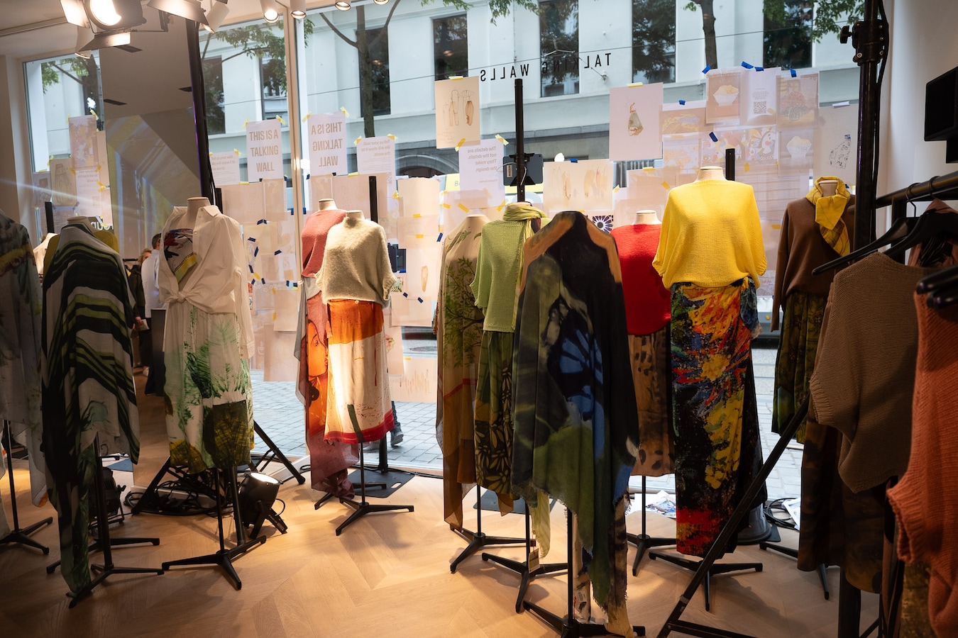 Snuisterijen uit het huis van Van Beirendonck, een bed vol make-up en ...