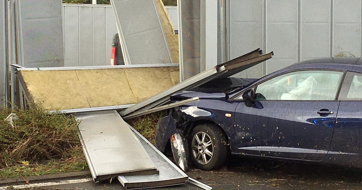 Bestuurder gaat met auto door 'geluidsmuur' | Binnenland | HLN.be