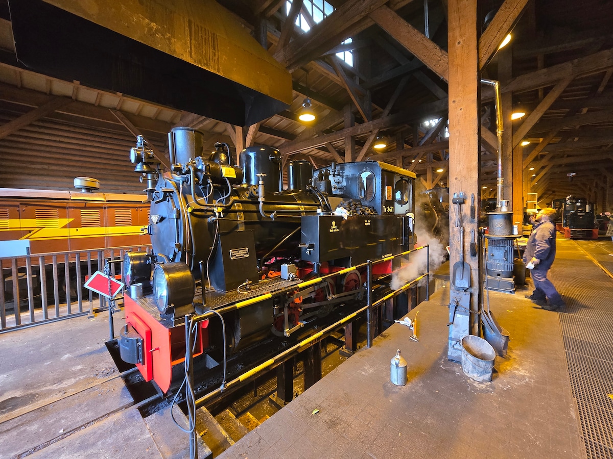 Jason (51) uit Maldegem laat al tien jaar de stoomtrein door Pairi ...