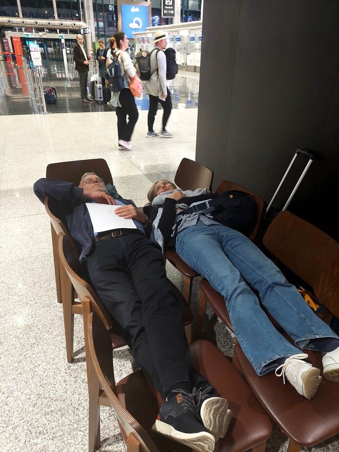 Tientallen vluchten vertraagd of geannuleerd door beperkte bezetting op ...