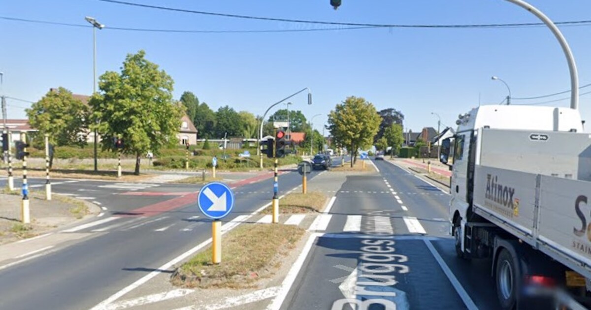 Kruispunt Bruggesteenweg en Bruggestraat krijgt conflictvrije verkeerslichten | Hooglede | HLN.be
