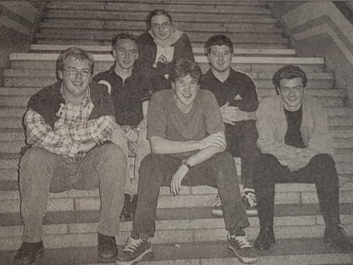 Laatste studentenclub van Deinze houdt na 25 jaar reünie: “Alle oud ...