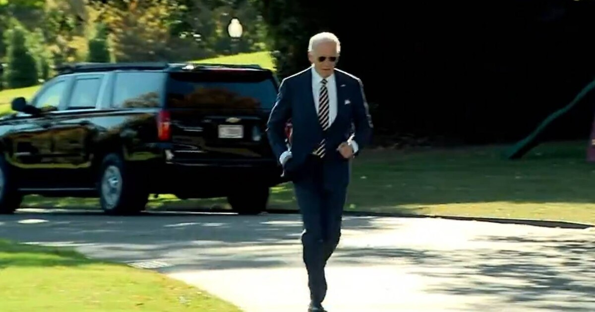 KIJK. Beelden tonen hoe president Biden spurtje trekt aan Witte Huis om ...