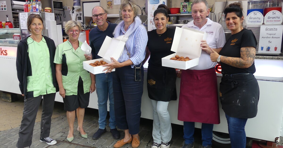 Foorkramers schenken 3.000 oliebollen aan rusthuisbewoners | Deinze ...