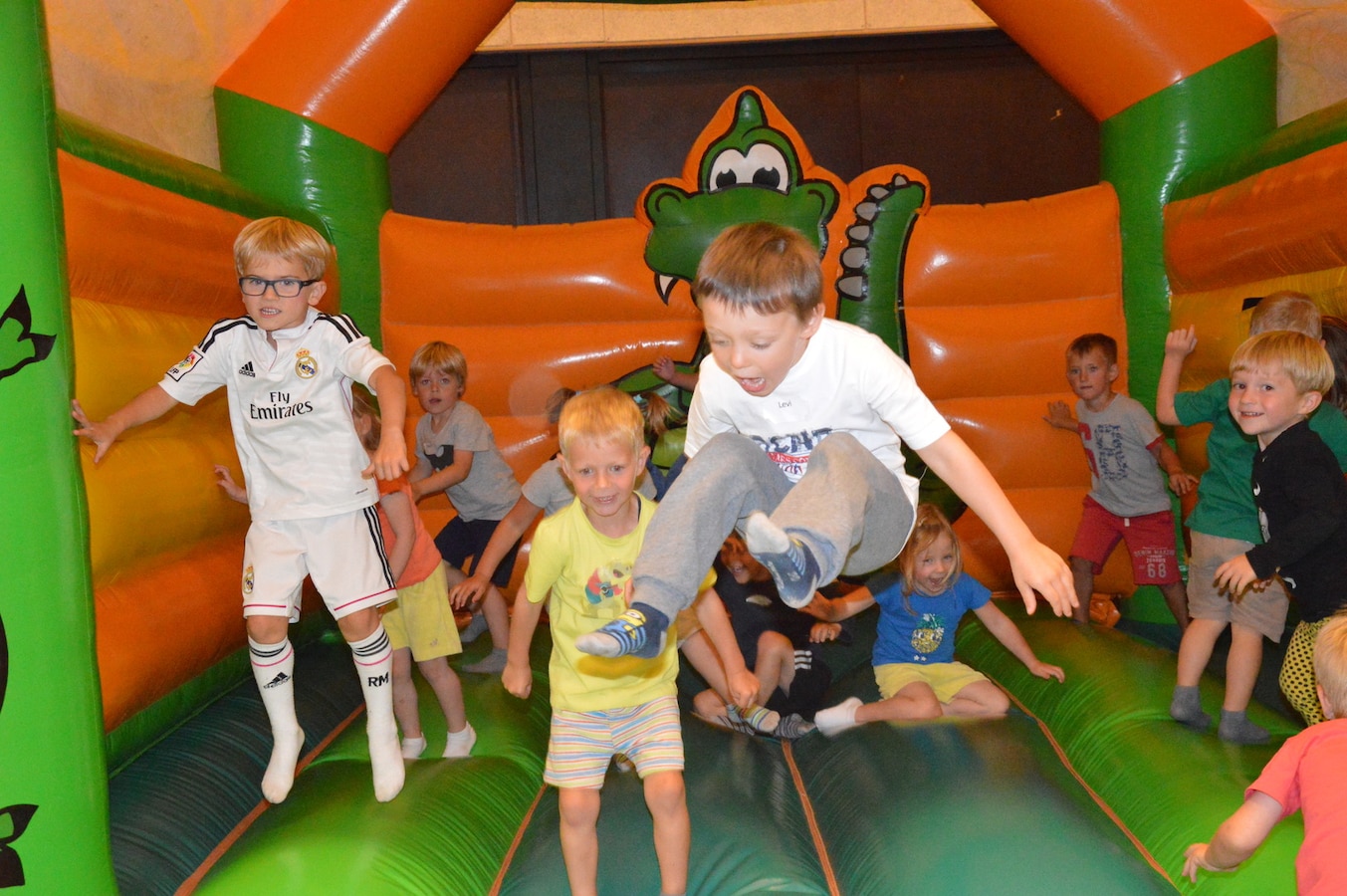 Kleuters spelen Vikings en draken tijdens sportkamp | Foto | hln.be