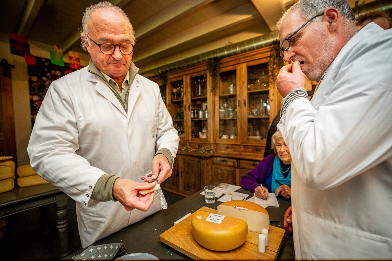 Kijken, knijpen, ruiken en proeven: wie maakt de beste kaas van Zuid ...
