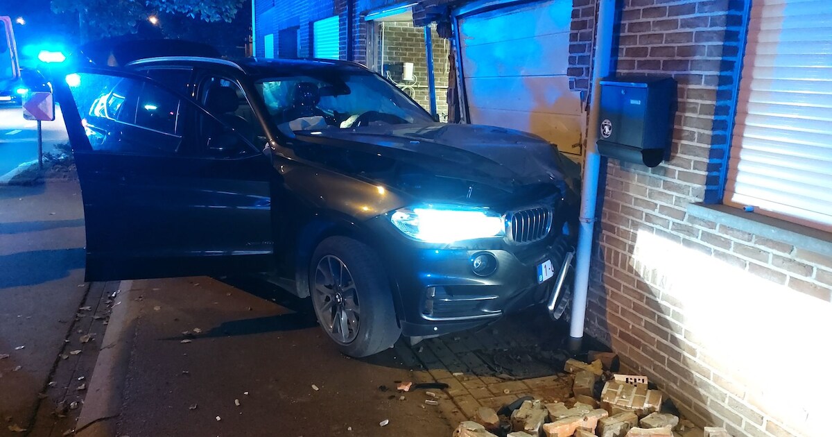 Auto rijdt tegen garagepoort in Merchtem | Merchtem | HLN.be