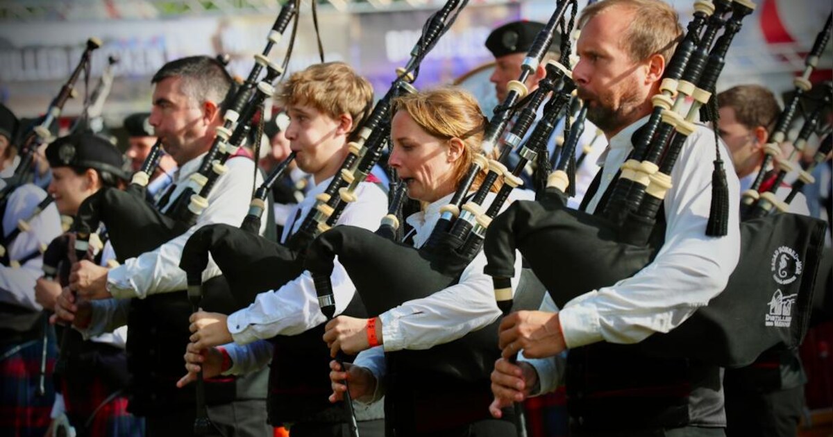 300 doedelzakspelers eren Queen Elizabeth op Schots Weekend in Alden ...