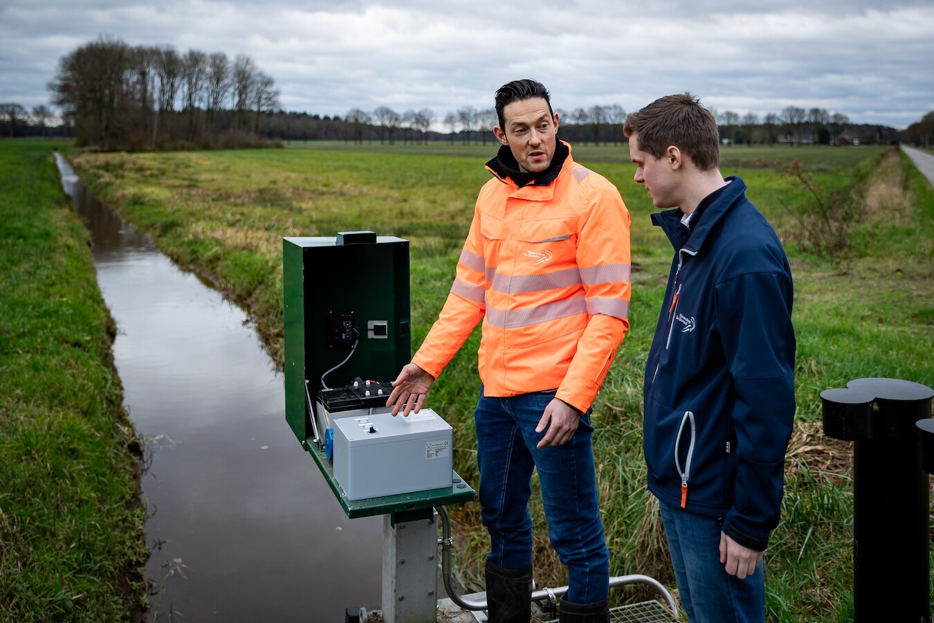 Stuw omhoog of toch nog extra maaien? Als het water komt, draait ...