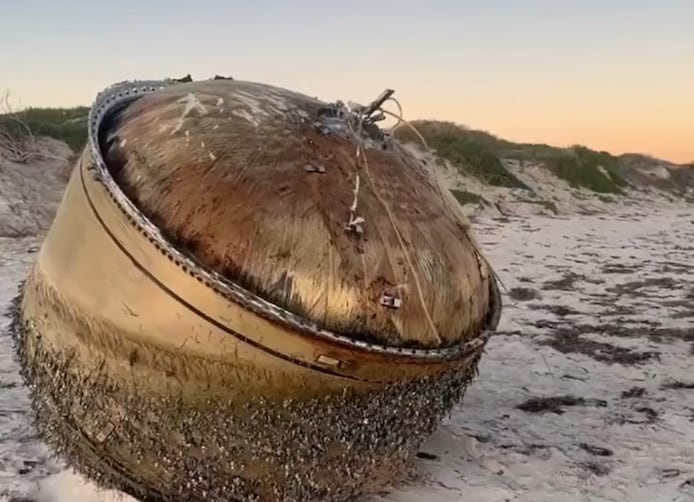Mysterieus object aangespoeld op Australisch strand | Buitenland | hln.be