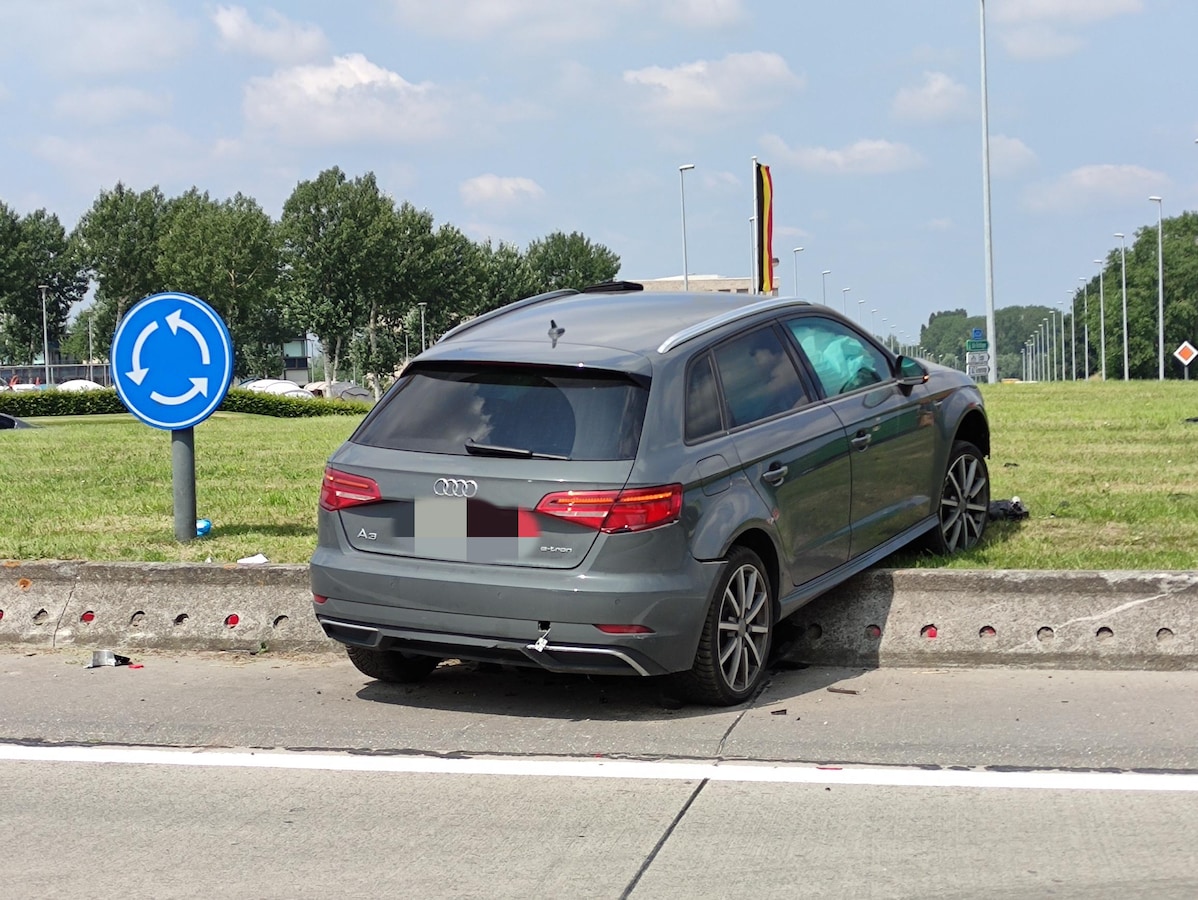Bestuurder (26) wordt onwel en belandt op boordsteen rotonde ‘t Hoge ...