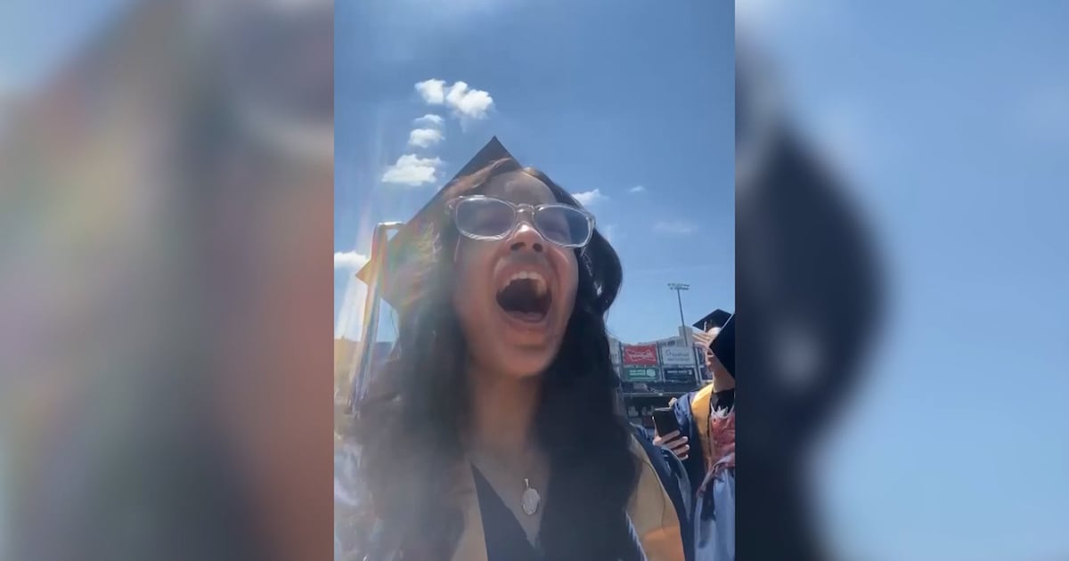 Aleysha Ortiz (19) klaagt school aan nadat ze cum laude afstudeert ...