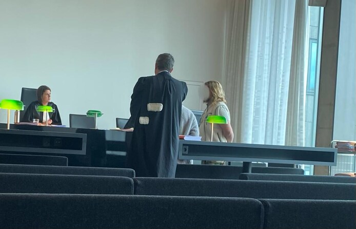 Professor rust even uit op bankje, even later knijpt stomdronken ...