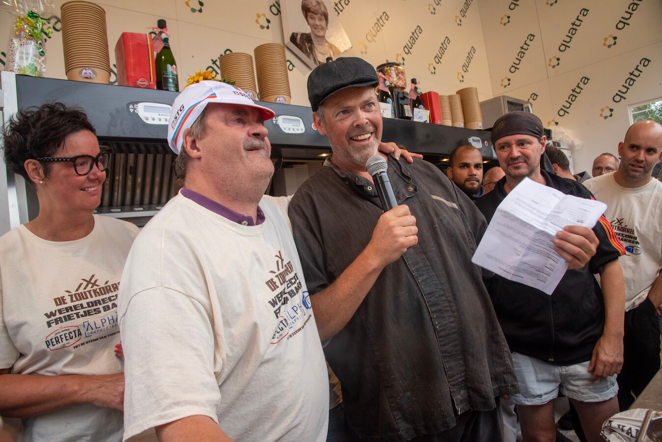 Na exact 127 uur en 30 minuten haalt Joeri (49) wereldrecord ‘frieten ...