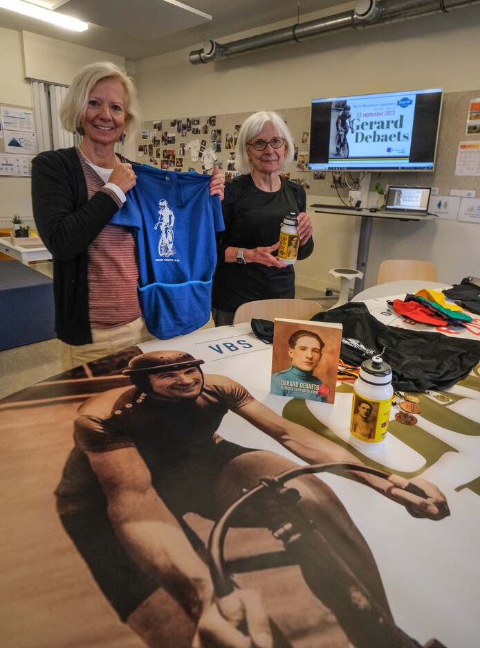 Debbra (75) en Laurie (66) zakken uit Amerika af om grootvader Gerard ...