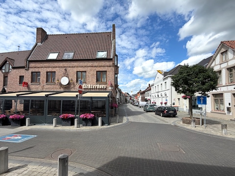 Man (71) viert verjaardag op caféterras, maar wordt plots langs achter ...