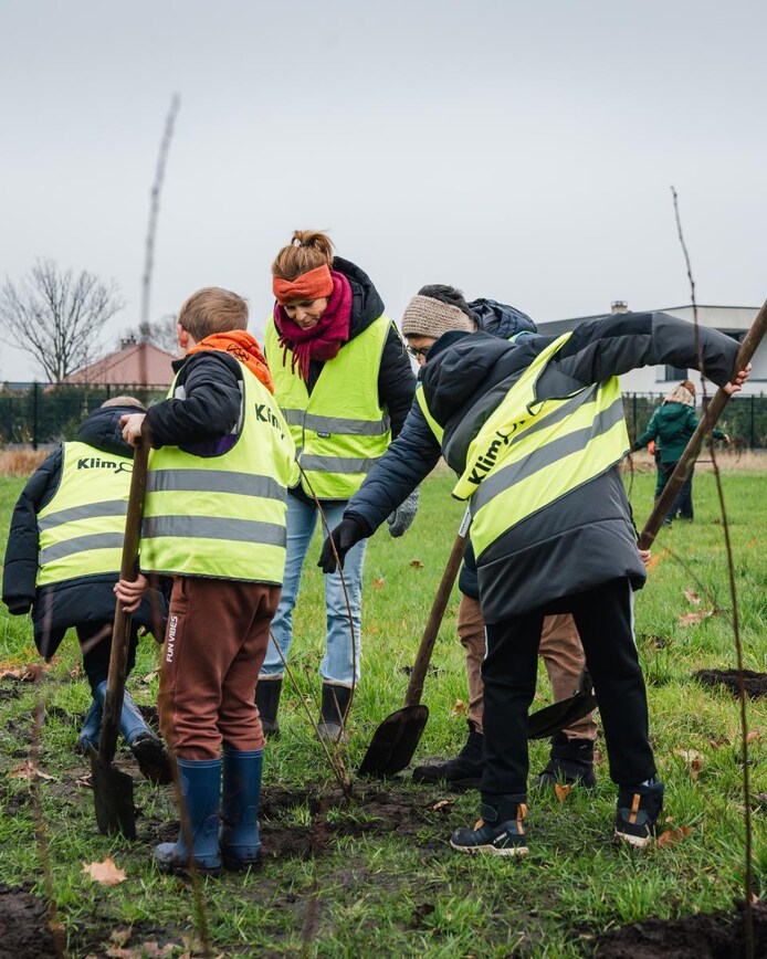 Leerlingen KlimOp planten mee het eerste natuurperk in Gooreind aan ...