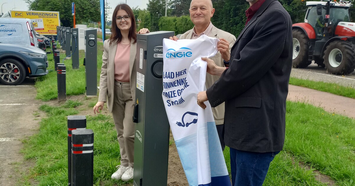Tien laadpalen naast elkaar: eerste laadplein in België opent langs de ring | Turnhout | HLN.be
