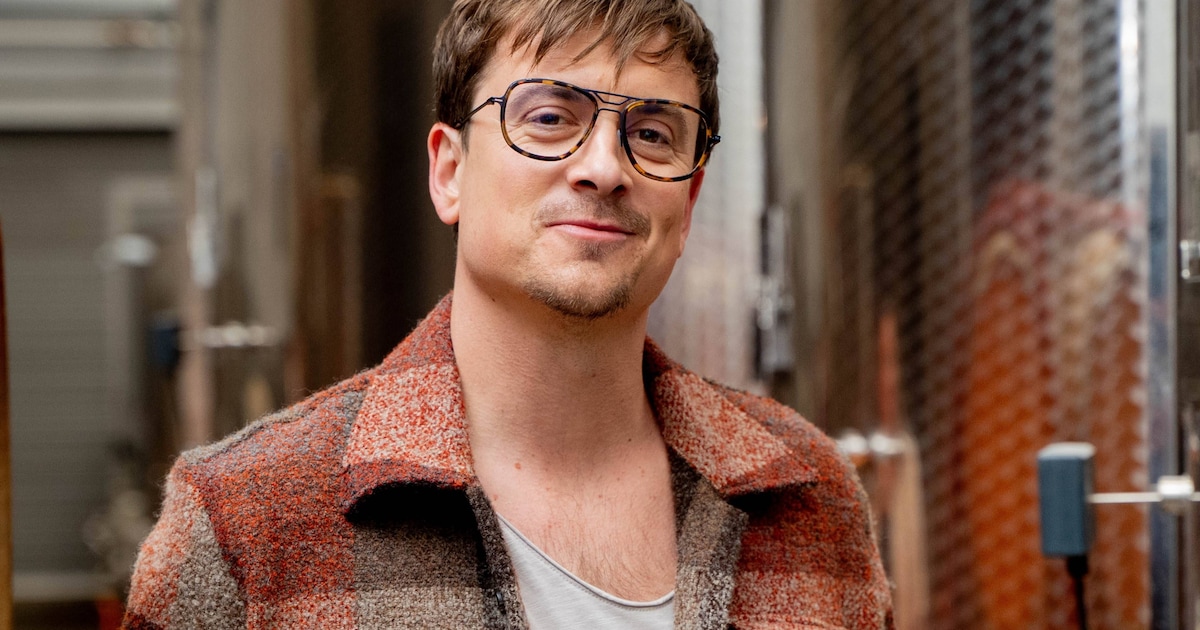 KIJK. Met een ander kapsel en ook een bril: zo maakt Niels Destadsbader zijn intrede in ‘Thuis ...