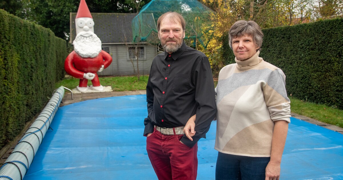 Metershoge Kabouter Wesley staat te vloeken aan zwembad van Erik in ...