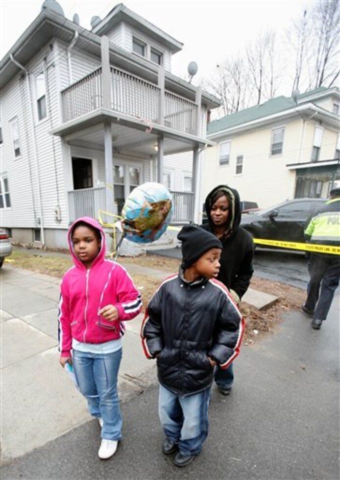 Man onthoofdt voor ogen van agent zijn vijfjarig zusje op haar ...