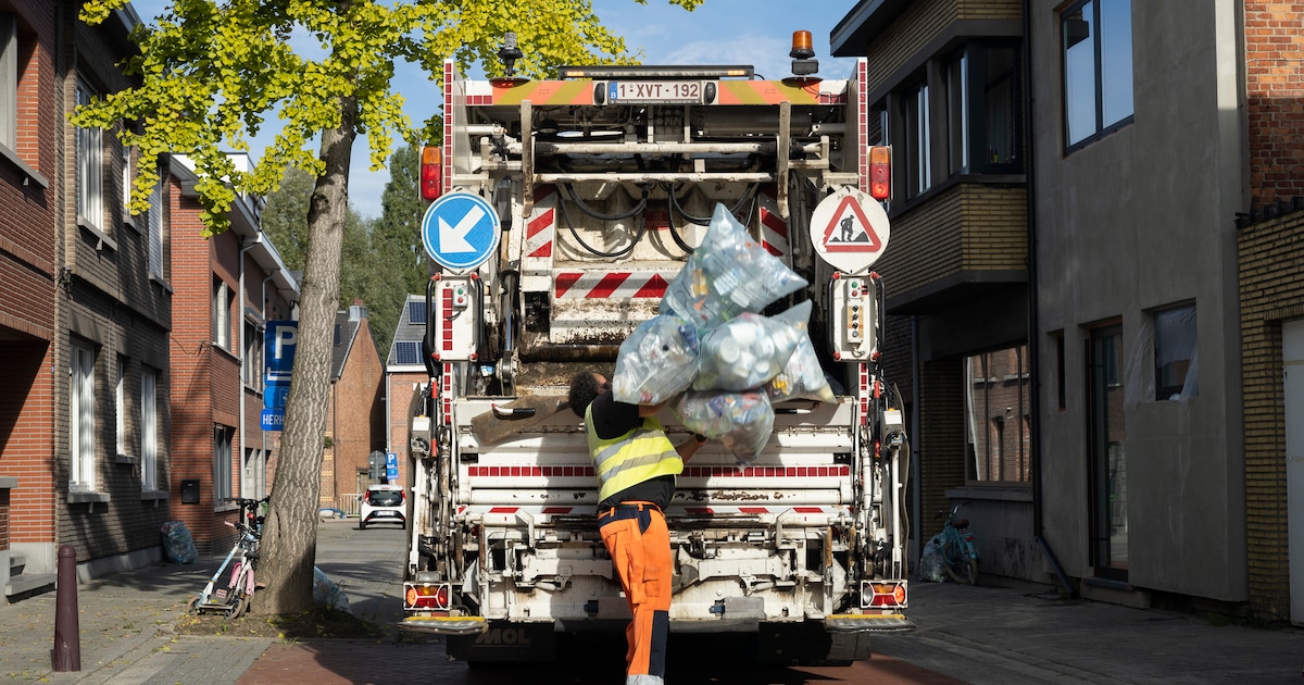 Afvalophalers vertrekken vroeger door hitte: pmd en karton best al ...