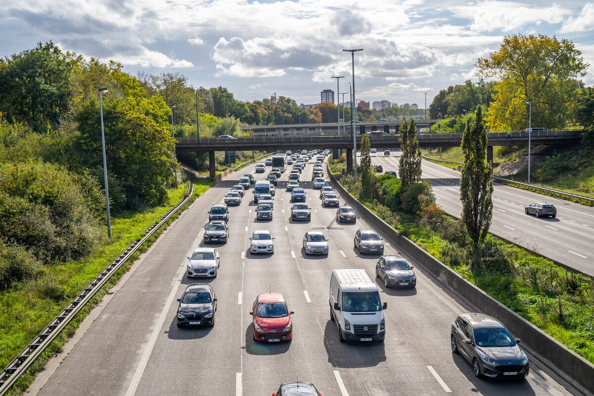 Rechts inhalen mag niet, behalve in deze gevallen | Mobiliteit | HLN.be