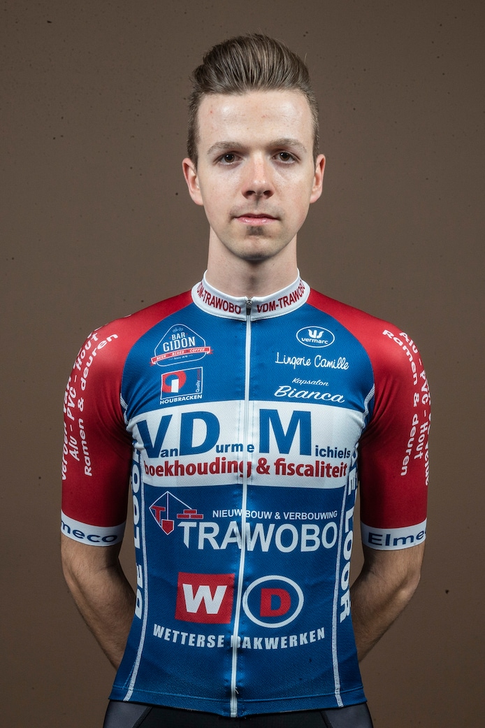 Eerbetoon voor overleden wielrenner Niels De Vriendt (20) tijdens ...