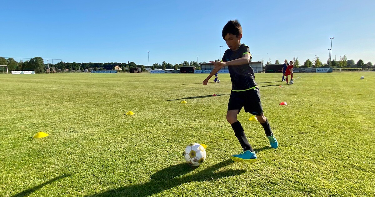 Geniet van voetbal, springkastelen en eten tijdens opendeurdag van KFCE ...