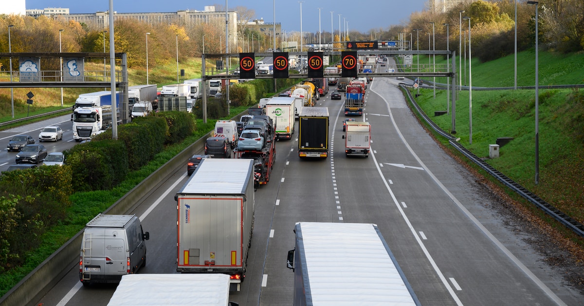 Grote drukte op snelwegen rond Antwerpen: tot 50 minuten aanschuiven ...