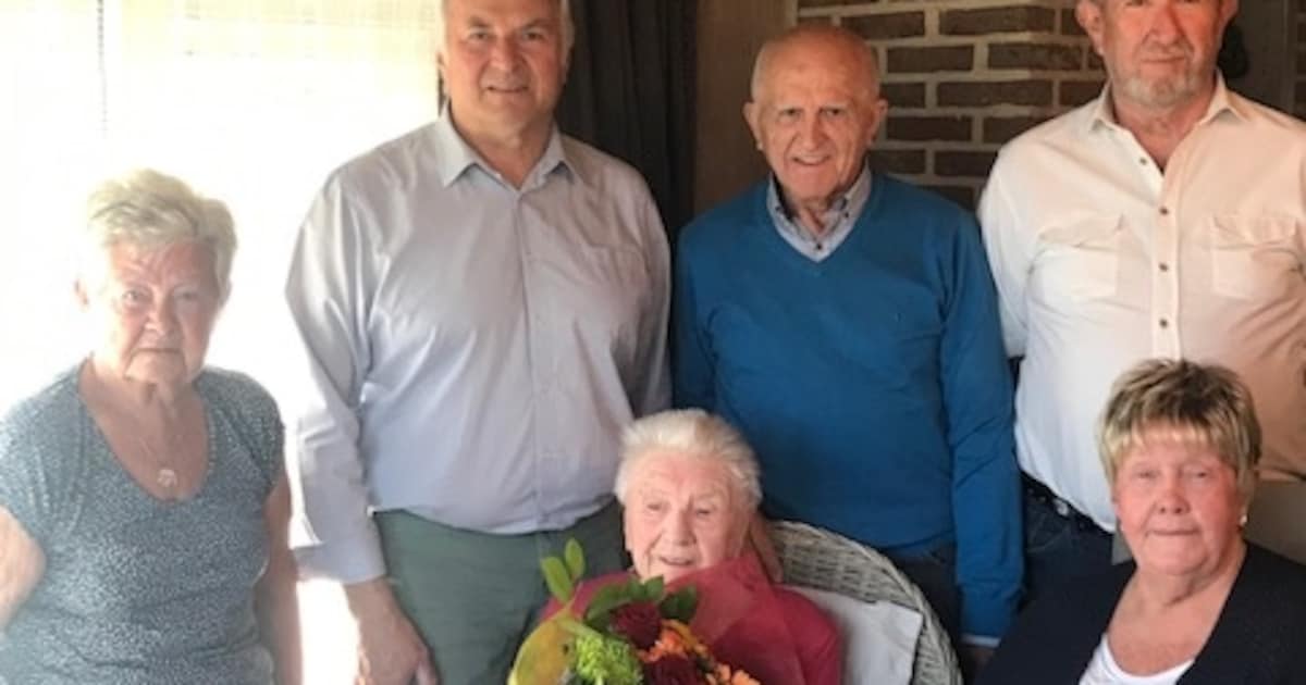 Okra Sint-Maria-Lierde huldigt 102-jarig lid | Lierde | HLN.be