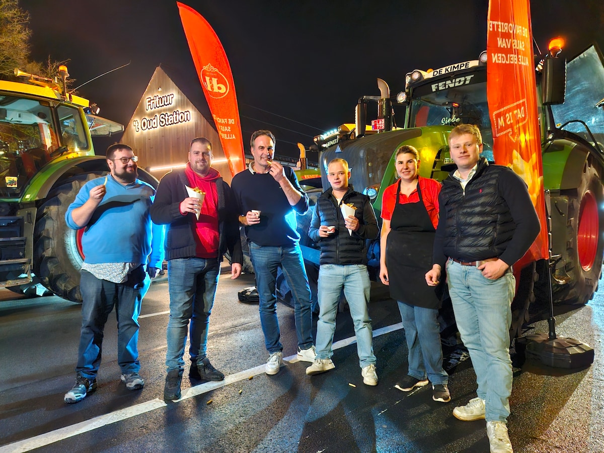 Honderdtal landbouwers zakt af met tractor om te genieten van gratis ...