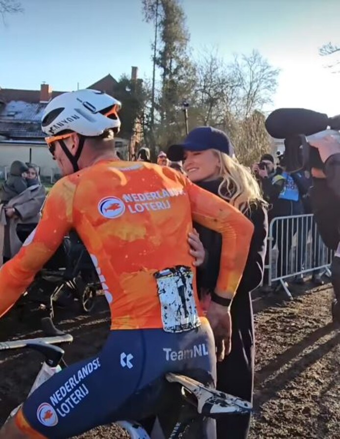 Het horloge van meer dan 300.000 euro waar Mathieu van der Poel mee door de modder op het WK ...