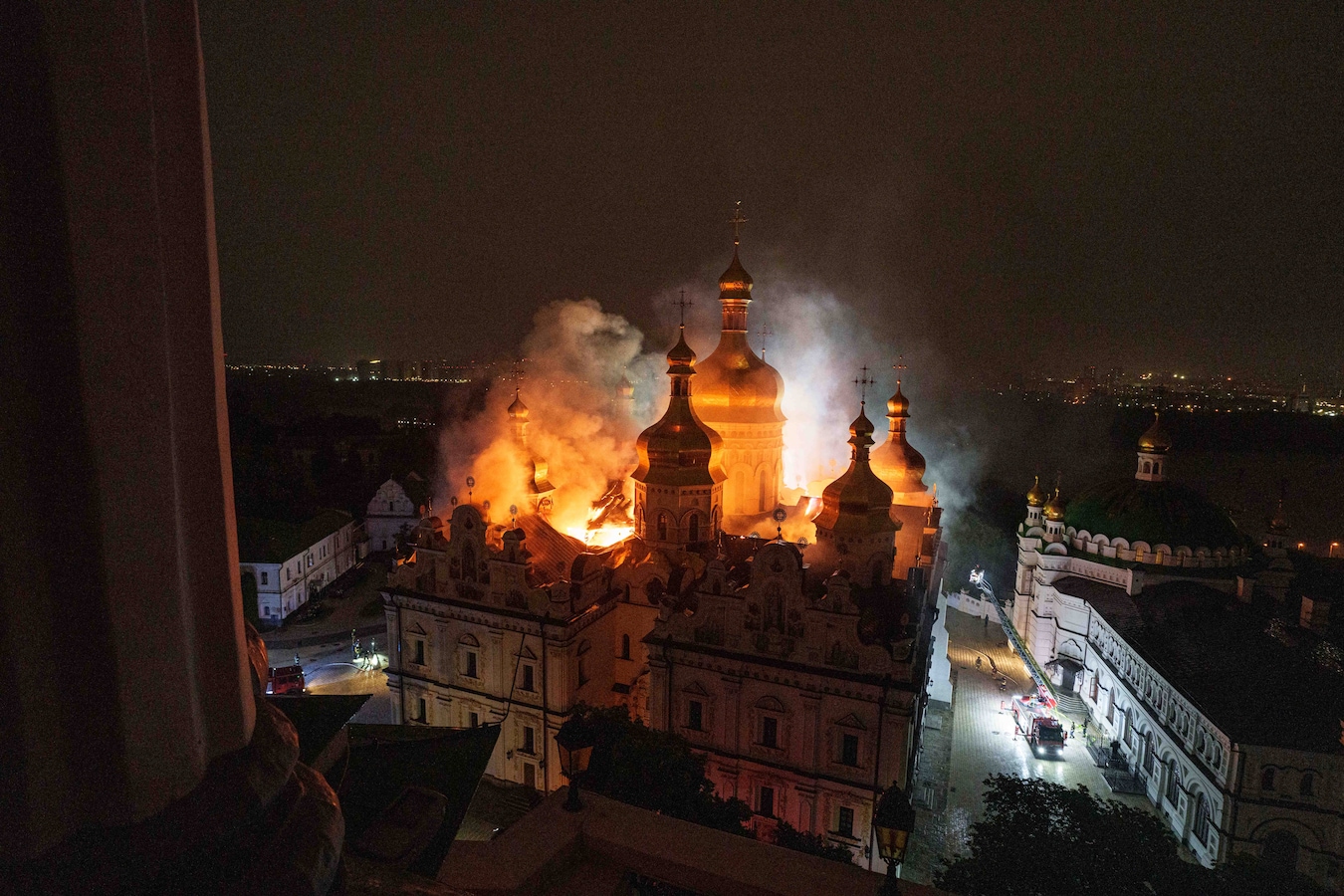 Zeker negen doden bij Russische aanvallen op Oekraïense steden, brand ...