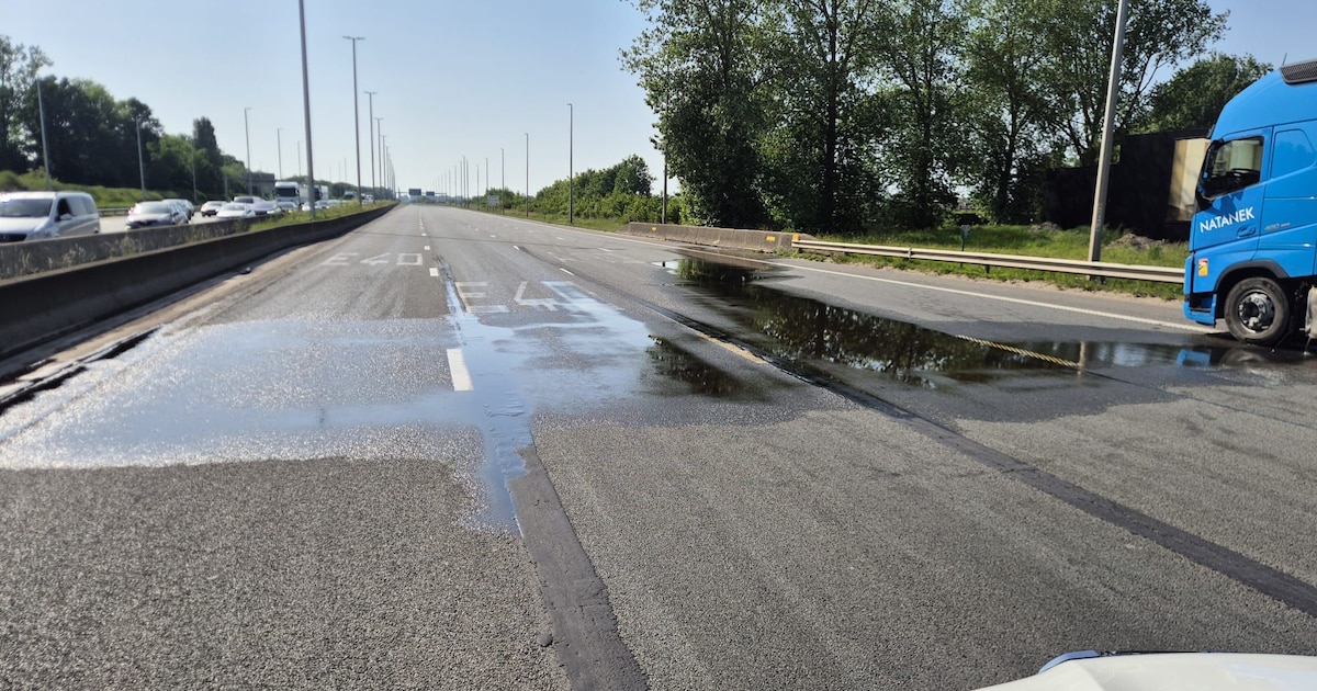 Rijbaan op E40 richting kust weer volledig vrij nadat vrachtwagen grote ...