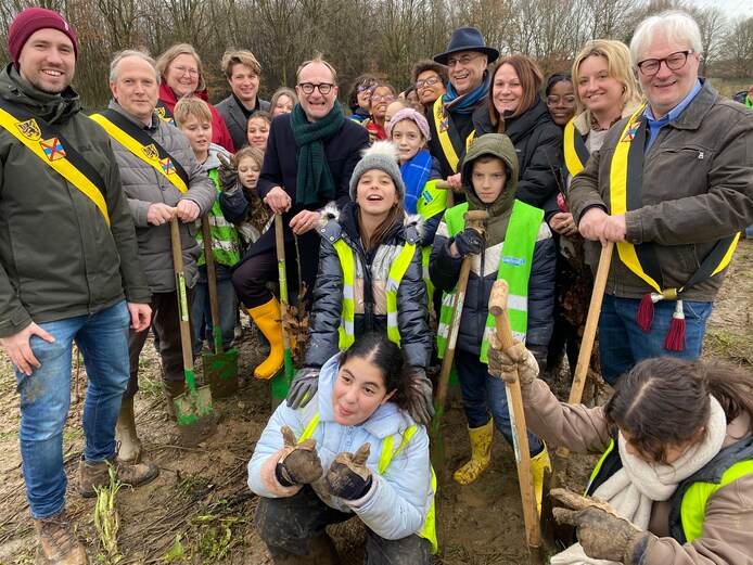 Schoolkinderen, vrijwilligers en minister planten 3.500 bomen ...