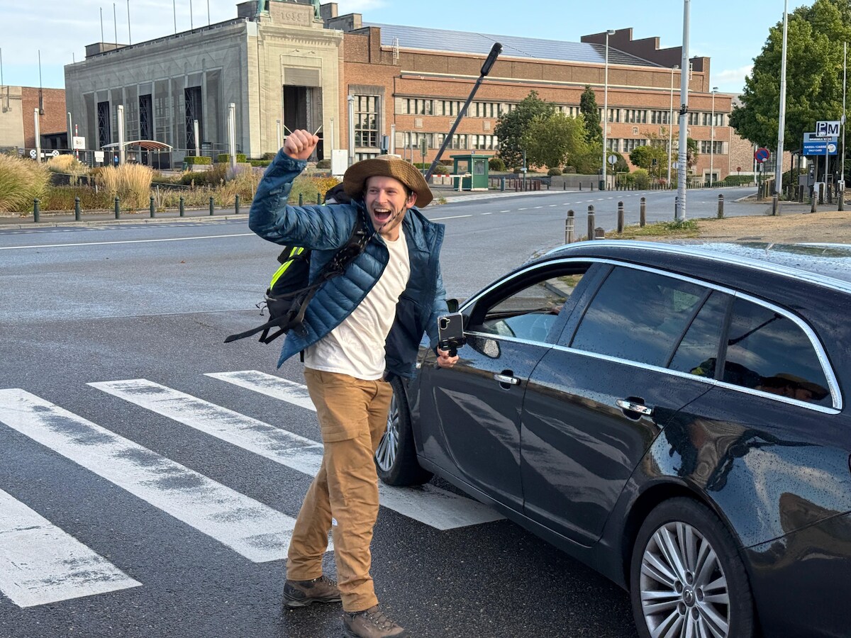 Cor (26) wil in 20 dagen de wereld rond liften om wereldrecord te ...