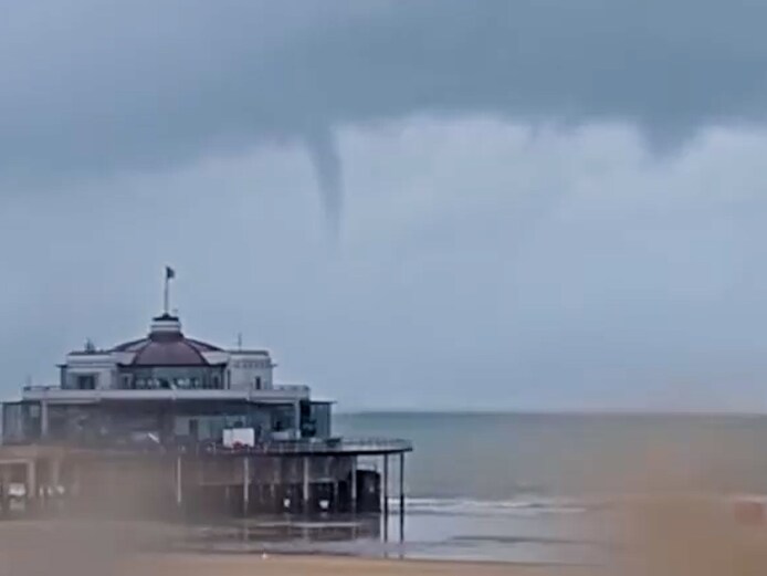 KIJK. Waterhoos levert spektakel op voor de kust van Blankenberge ...