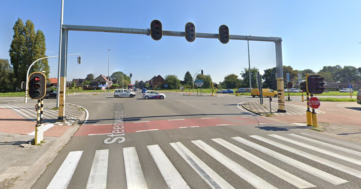 Vrachtwagenchauffeur legt kruispunt plat | Turnhout | HLN.be