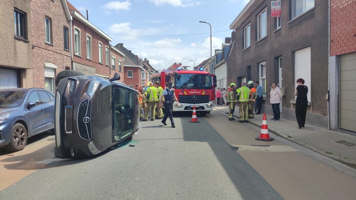 Bestuurster komt met auto op zijkant terecht na botsing | Kortrijk | hln.be