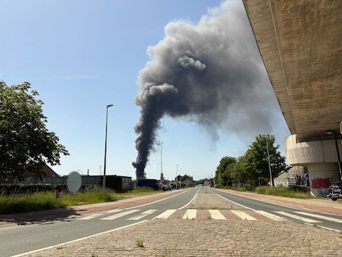 Grote brand bij opslagplaats van textiel net over Waalse grens: giftige ...