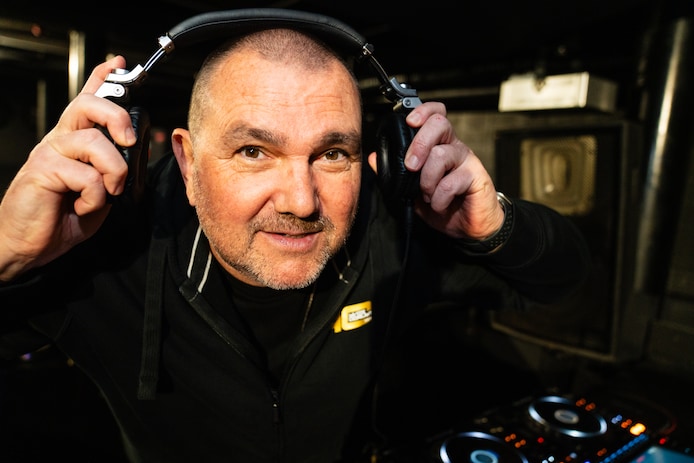 DJ Yves Deruyter (54) knalt al 40 jaar lang non-stop: “Vandaag staan de ...