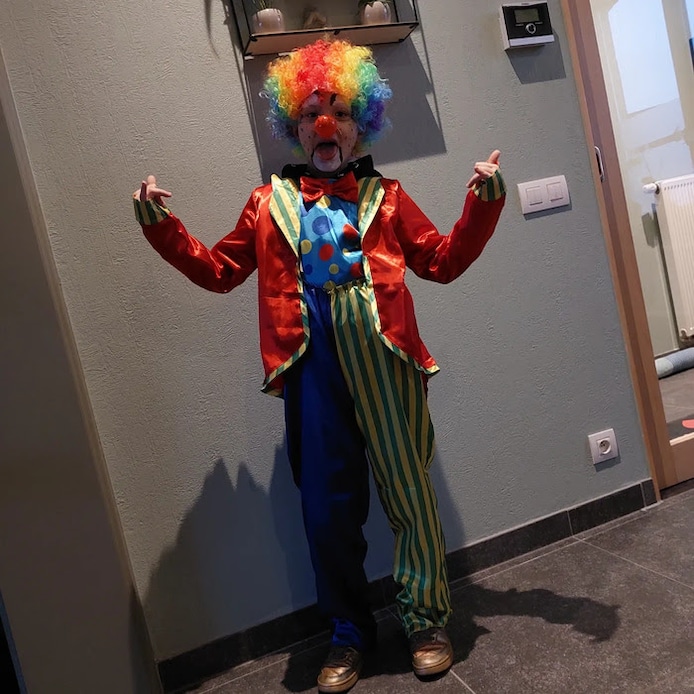 Ilano is verkleed als een clown voor carnaval | Herzele | hln.be