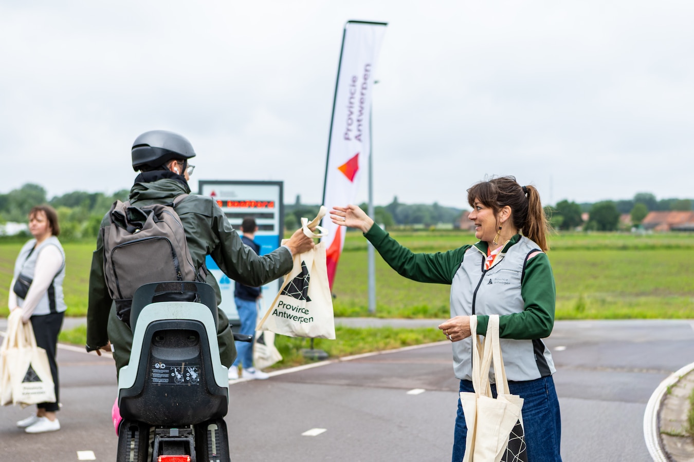Provincie Antwerpen en stad Lier bedanken fietsers op Wereldfietsdag ...