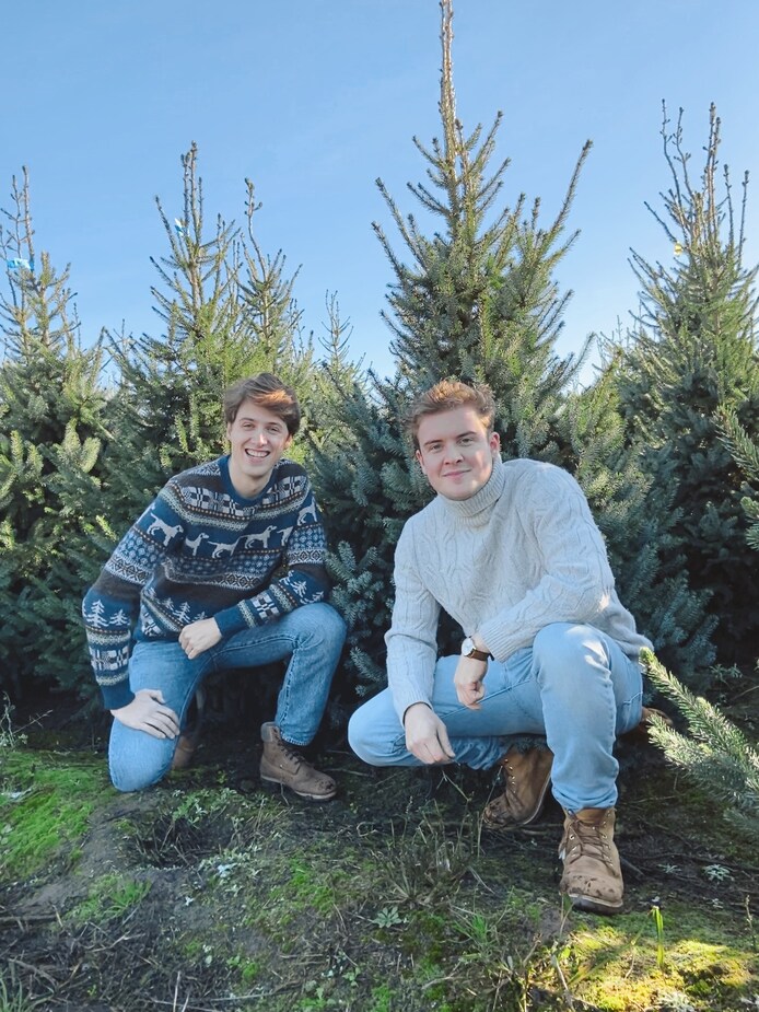 Reinhard en Benoit leveren kerstbomen aan huis: “Per 10 verkochte ...