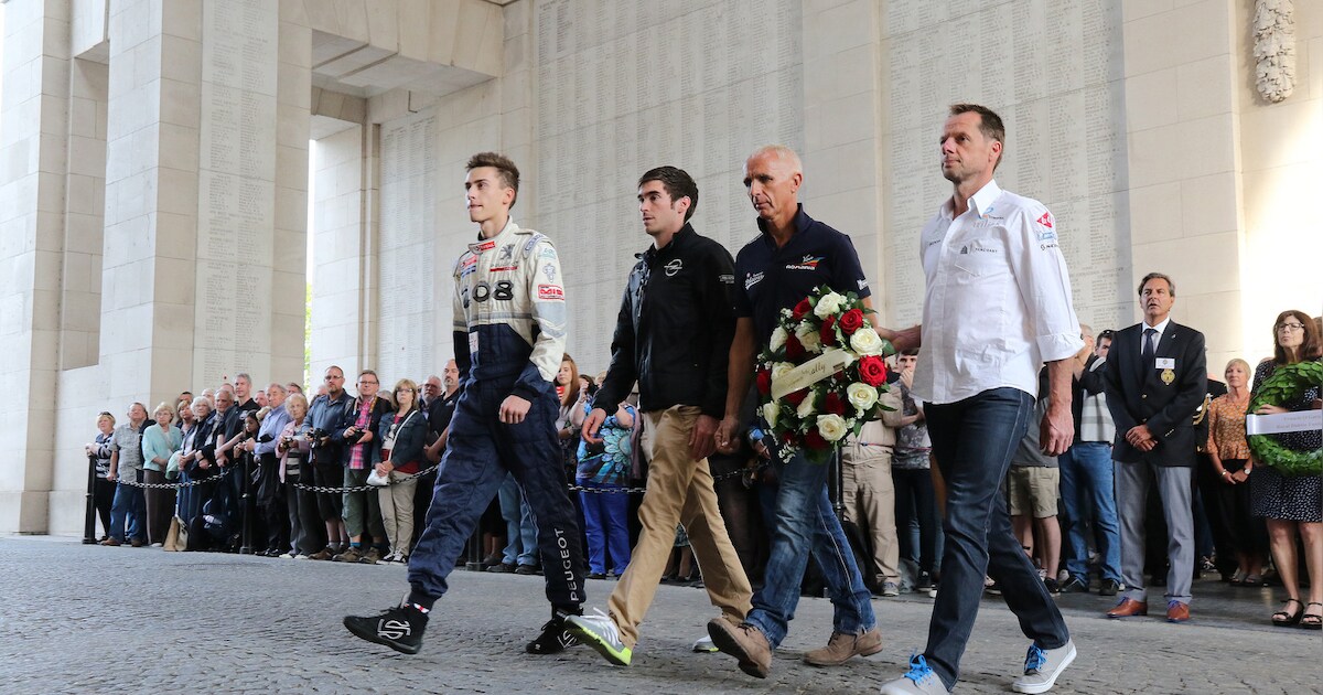 Rallypiloten leggen krans onder Menenpoort | Ieper | HLN.be
