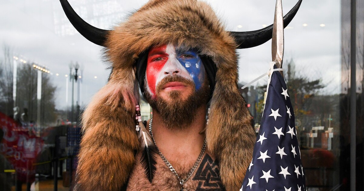 ‘QAnon-sjamaan’ Jake Angeli opgepakt na rellen in het Capitool ...